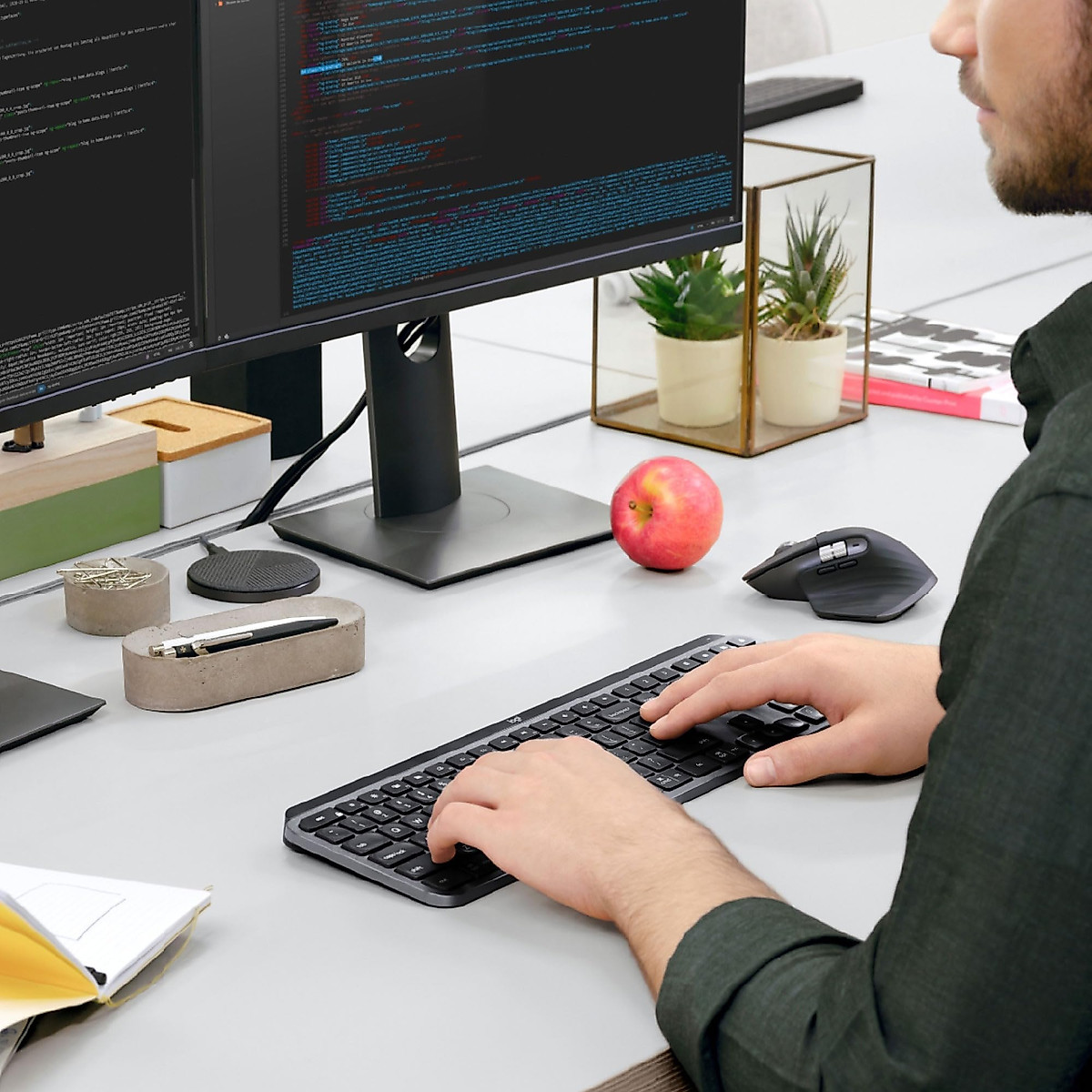 Logitech MX Keys Wireless Illuminated Keyboard, Quiet Perfect-Stroke Keys, Logi Bolt Technology, Bluetooth, Rechargeable, Globally Certified, Windows/Mac/Chrome/Linux - Graphite