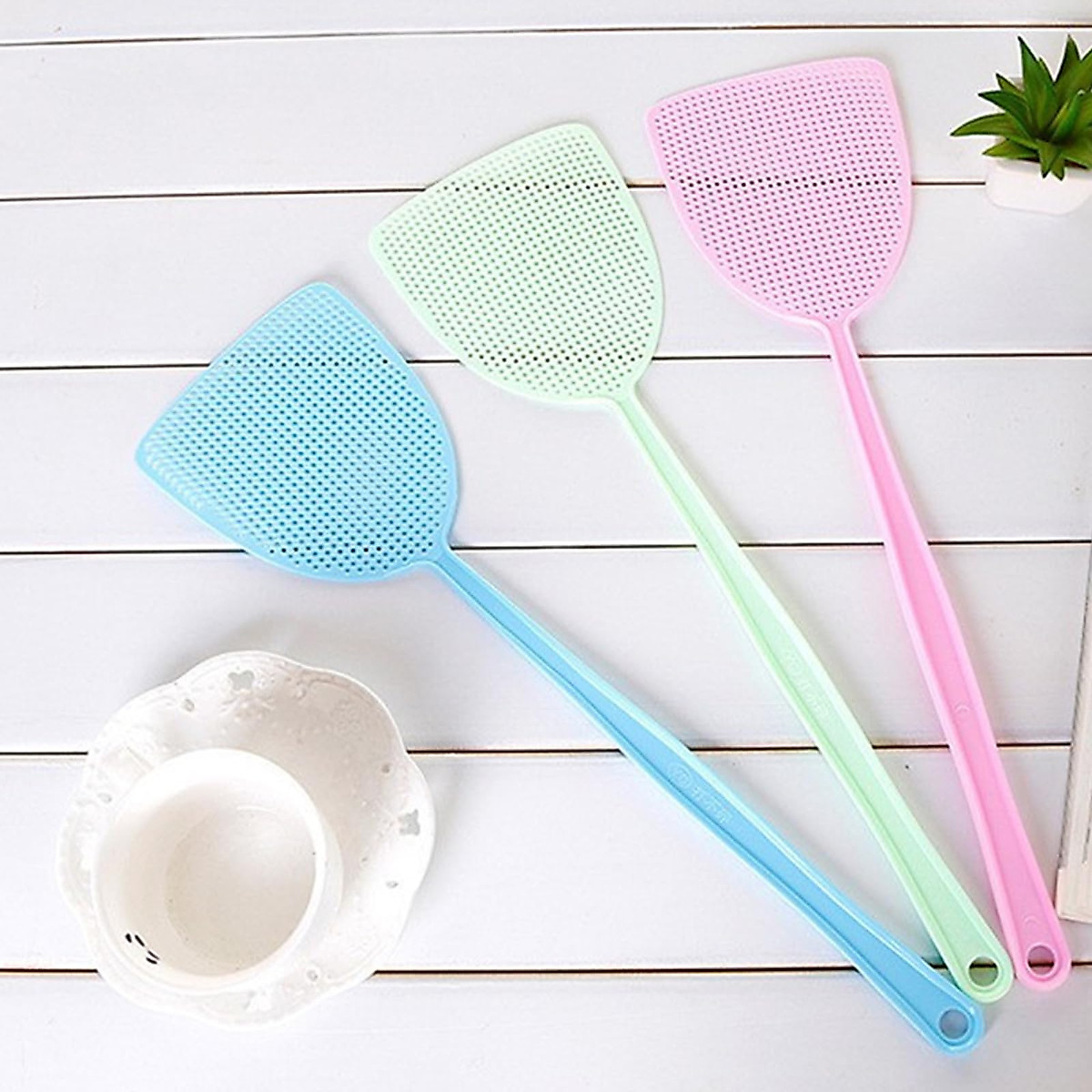 100 Pcs Fly Swatter Plastic Fly Swatters Heavy Duty Colorful Strong Flexible Manual Fly Swat Set Long Handle for Effective Flies and Mosquitoes Swatting Durable and Flexible Fly Swatters Set