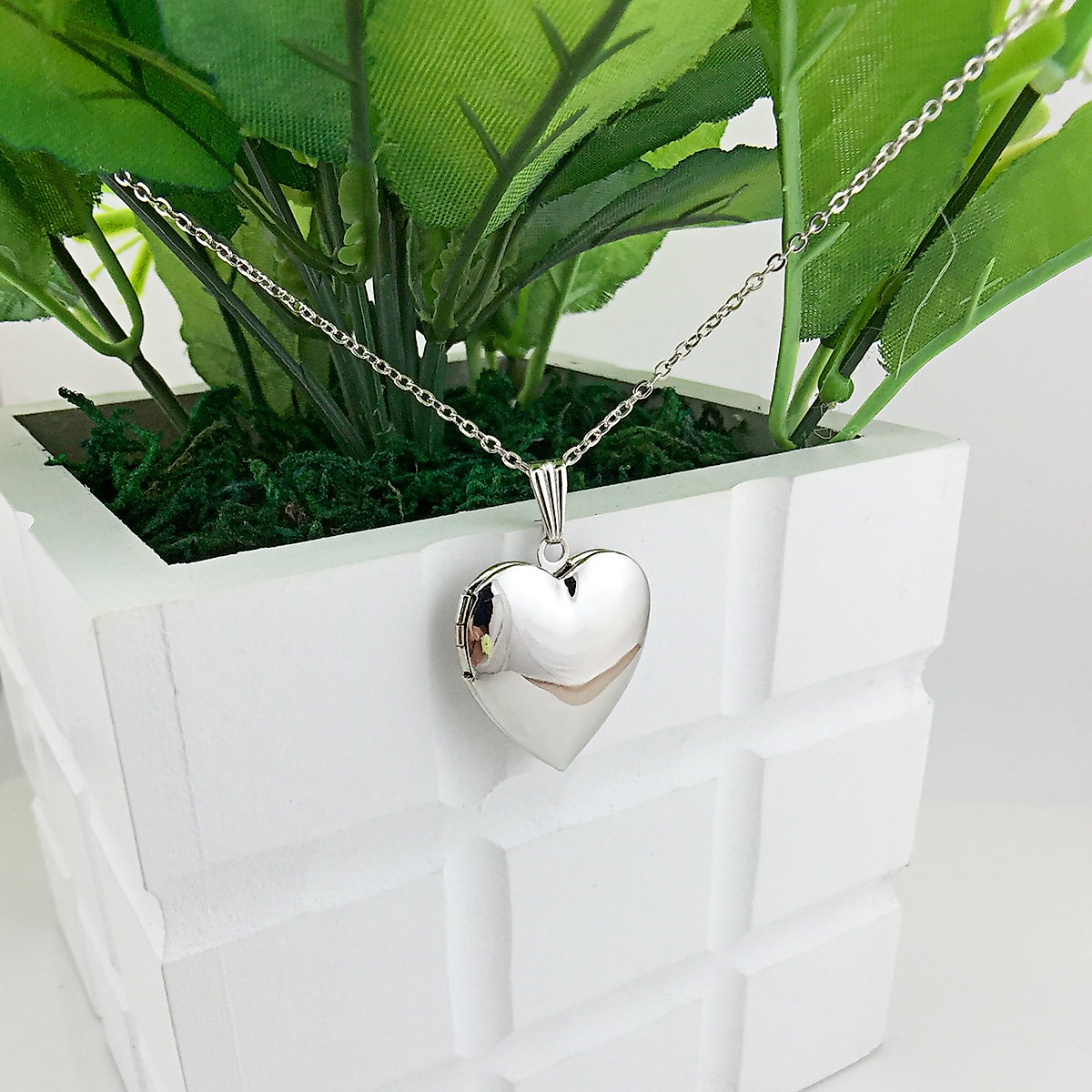 YOUFENG Love Heart Locket Necklace that Holds Pictures Polished Lockets Necklaces Birthday Gifts