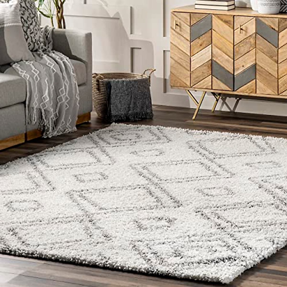 nuLOOM Iola Geometric Shag Runner Rug, 2' 8" x 8', White