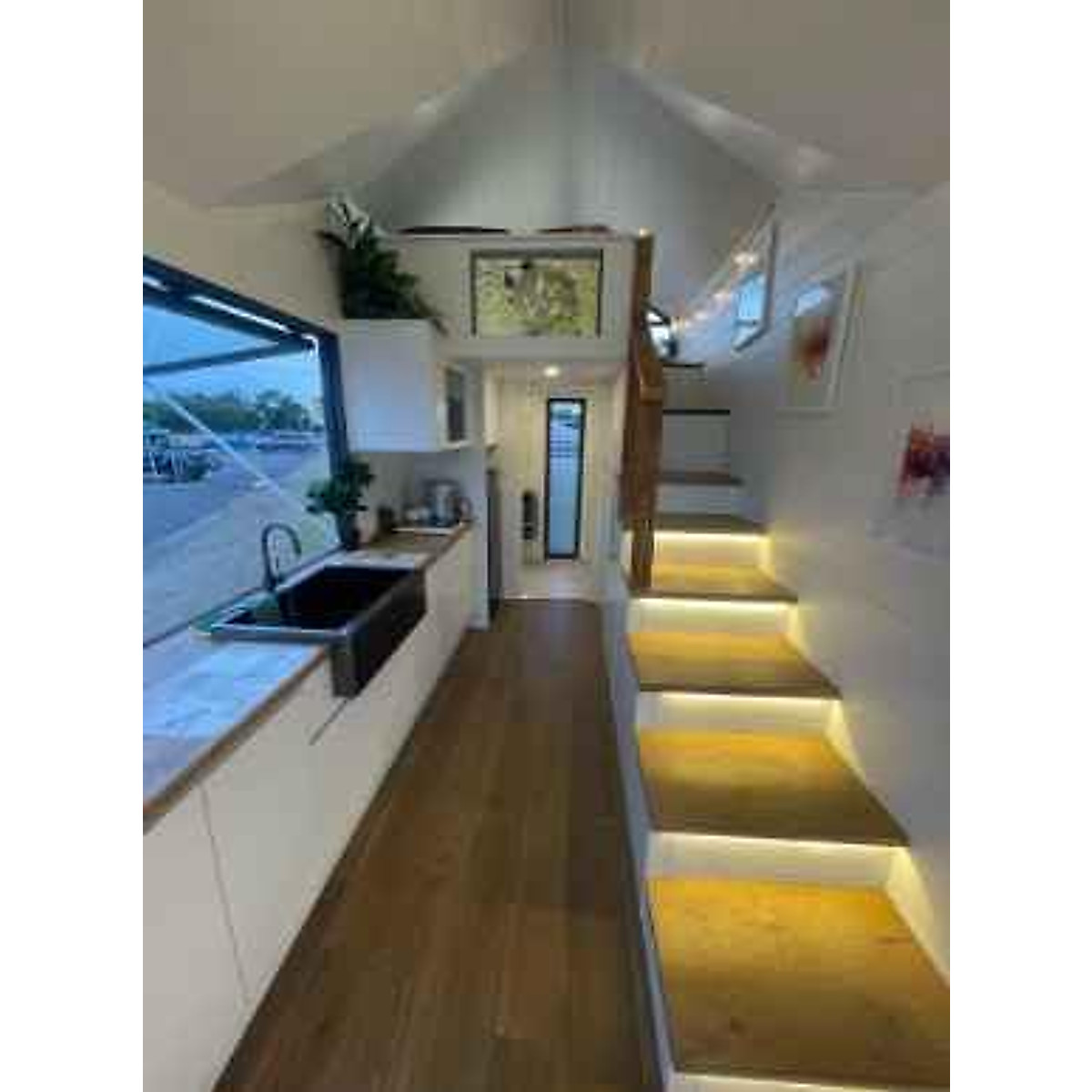 Motorhome with Steel Structure, Modern Design, Natural Light, and Scenic Views Through Aluminum Alloy aWindows and Solar-Powered (1800 * 600 * 800)