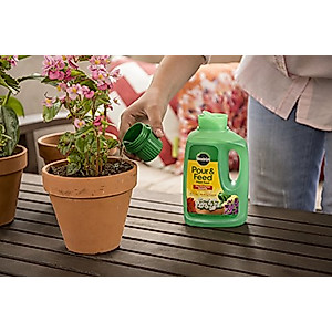 Miracle-Gro Pour & Feed Plant Food, Fertilizer Instantly Feeds Live Plants, For Outdoor & Indoor Plants in Containers, 32 oz.