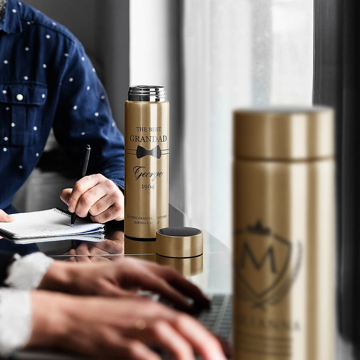 Maverton Personalized Travel Mug for man - Engraved 15,2 oz. vacuum insulated flask - Tea infuser - Gold Coffee Mug for Birthday - LED Temperature Display - Gadget for him - BOW