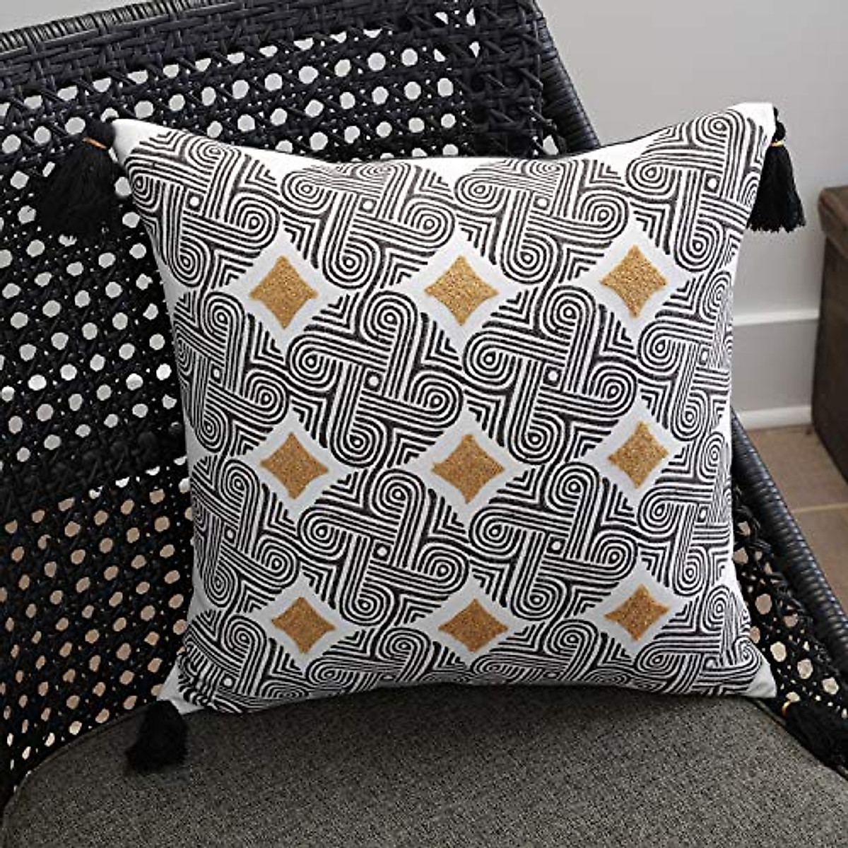 Pillow Perfect Indoor Hiawatha Gold 18 Inch Throw Pillow, 18 X 18 X 5