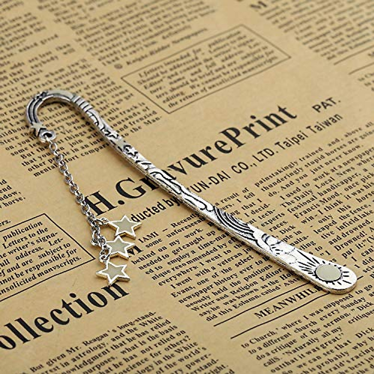Gzrlyf Moon and Stars Bookmark Glow in The Dark Bookmark Luminous Book Markers Metal Book Lover Gifts (Luminous Bookmark)