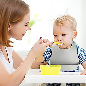 Himirt silicone baby bib and silicone baby spoon set, soft adjustable waterproof bib for babies and toddlers, with pockets to catch food. (1 yellow bib, 1 spoon)