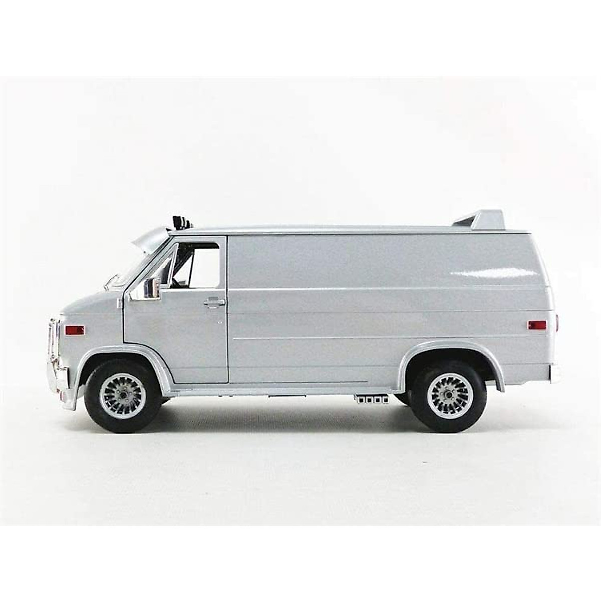 Greenlight 1983 for GMC VANDURA Custom - Silver Metallic 1/18 DIECAST Truck Pre-Built Model