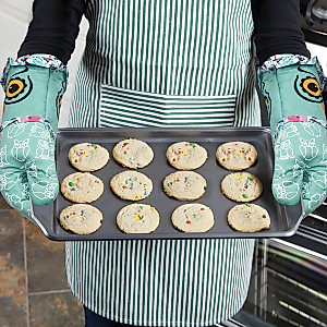 Alselo Oven Mitts, Heat Resistant with Soft Quilted Cotton Lining Set of 2, Fashion Animal Design with Silicone Printing Anti-Slip Kitchen Gloves for Safe Backing Cooking Barbecue (Green 2)