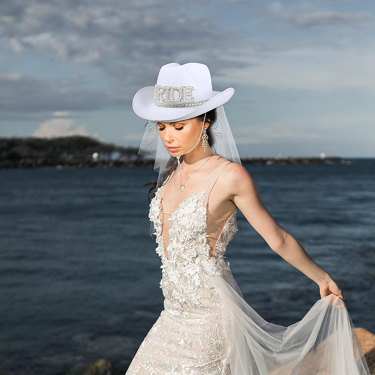 MGupzao Cowboy Hat and Veil Bachelorette Party,White Cowgirl Hat Wedding Bridal Shower Decoration,Bride to be Gift,Country-Western Novelty