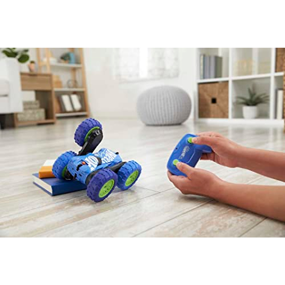 How Wheels RC Twist Shifter, 1:24 Scale Remote-Control Vehicle with Working Headlights & Rechargeable Remote (Amazon Exclusive)