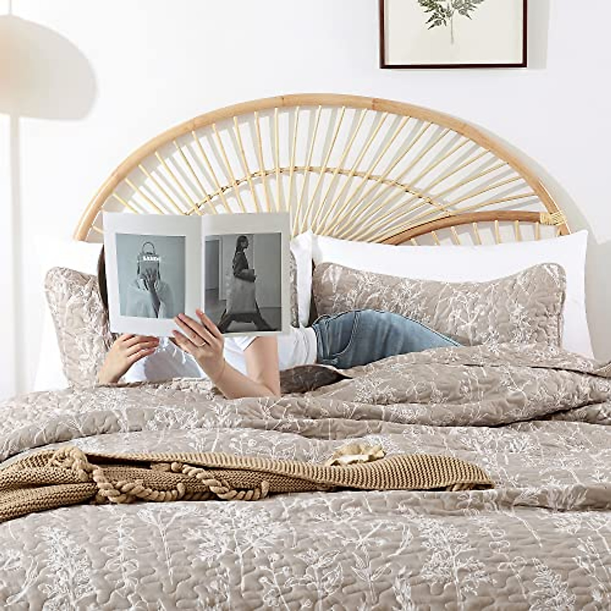 JANZAA Quilt Queen Size Oatmeal Bed Spread with White Floral Pattern Botanical Microfiber Quilts Set Lightweight Comforter 3 Pieces Reversible Bedding Set (1 Queen Quilt and 2 Pillow Cases)