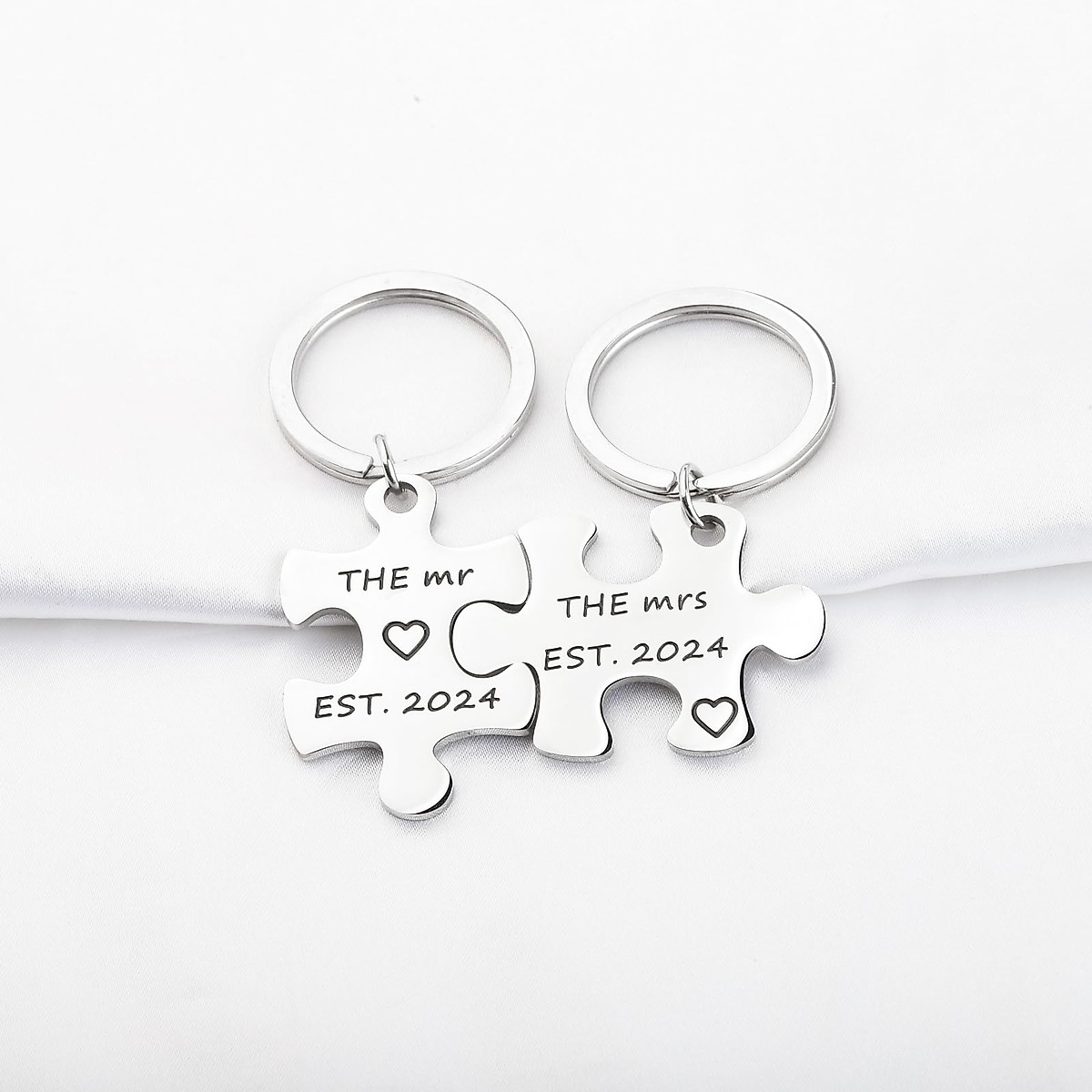 FUSTMW Couple Wedding Gifts Mr Mrs Est 2024 Keychain Set Newlyweds Gifts Wife Husband Engagement Gifts (Silver)