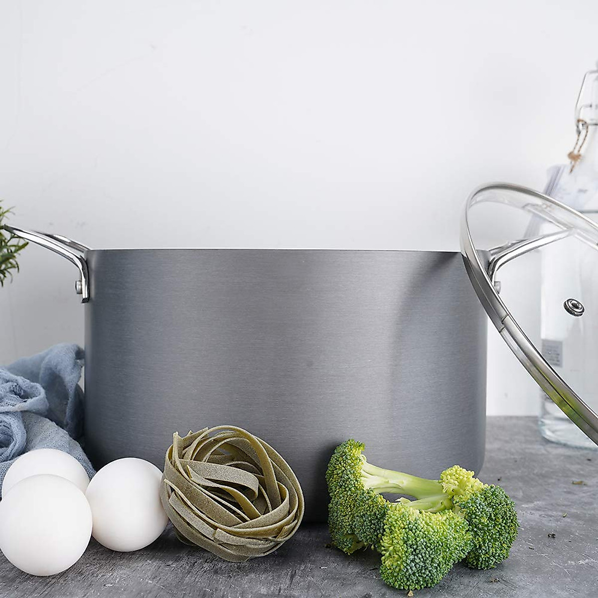 Swiss Diamond Hard Anodized Induction Compatible Stockpot/Dutch Oven with Lid - Dishwasher and Oven Safe, 8 Quart Nonstick Pan