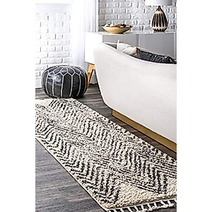 nuLOOM Amanda Moroccan Chevron Tassel Shag Area Rug, 5' Round, Off-white