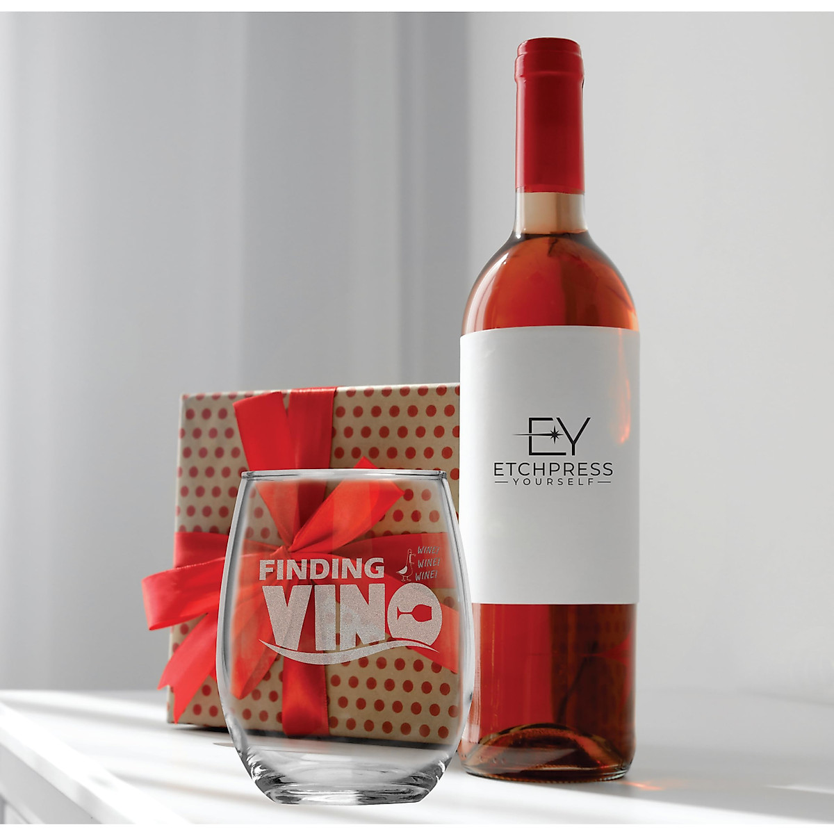 Finding Vino - 15 oz Finding Nemo Fish Wine Glass - Dishwasher Safe -Funny Gag Birthday or Christmas Present - Movie Themed Gifts - Great for long distance Best Friend or Mom - Dory Fan Gift - For Her