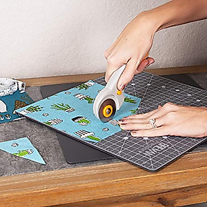 WA Portman Rotating Self Healing Cutting Mat And Rotary Cutter Set - Rotating Cutting Mat for Sewing & Quilting - 13x13 Inch Self Healing Cutting Mat Set - Rotary Cutter Mat - 5 Extra Blades