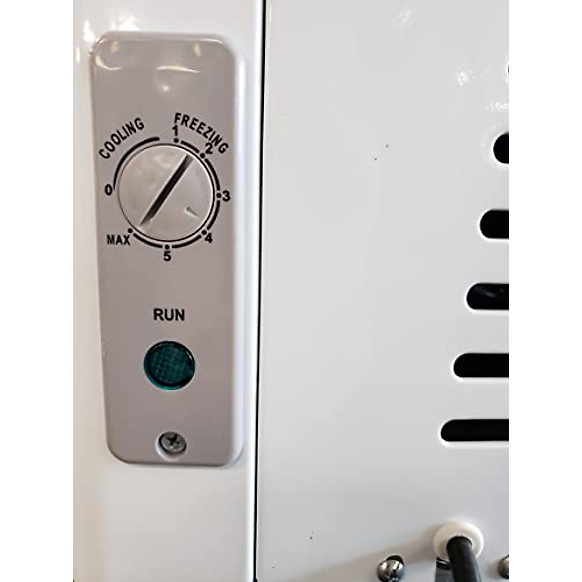 Premium Levella 9.5 cu ft Chest Freezer with Curved Glass Top in White