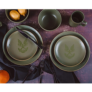 HALO Master Chief 117 Stoneware 8-Piece Dinnerware Set | Plates, Bowls, Mugs