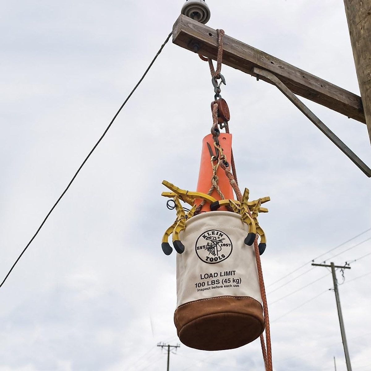 Klein Tools 5104 Canvas Bucket with Leather Bottom, 12-Inch Diameter, 1 Pocket, 100-Pound Load Rated Utility Bucket, Natural