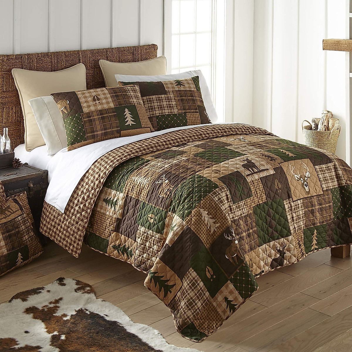 Donna Sharp Full/Queen Bedding Set - 3 Piece - Green Forest Lodge Quilt Set with Full/Queen Quilt and Two Standard Pillow Shams - Fits Queen Size and Full Size Beds - Machine Washable