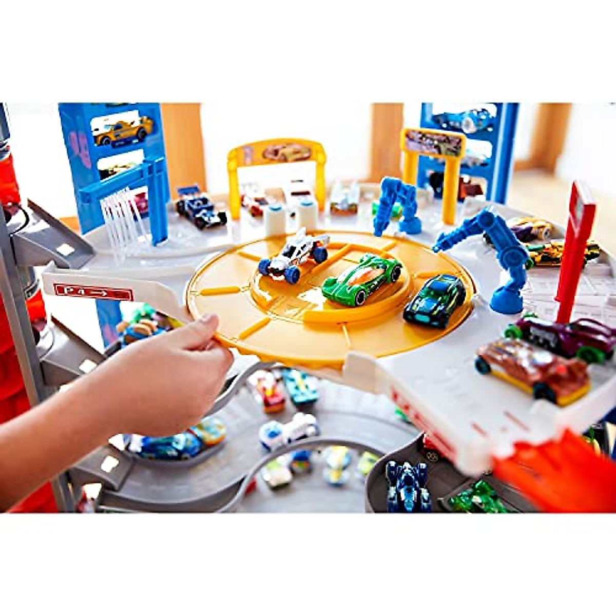 Hot Wheels Toy Car Track Set & 4 1:64 Scale Cars, Super Ultimate Garage, 3+ Ft Tall with Motorized Gorilla & Storage for 140 Cars