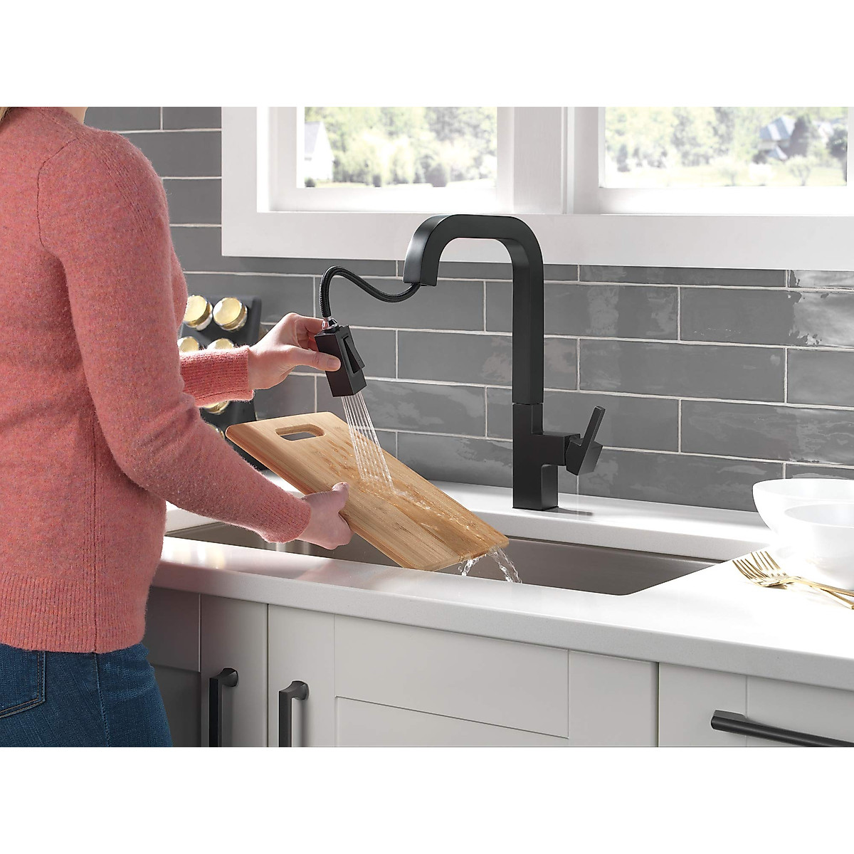 Delta Faucet Junction Matte Black Kitchen Faucet Black, Kitchen Faucets with Pull Down Sprayer, Kitchen Sink Faucet, Faucet for Kitchen Sink, Magnetic Docking Spray Head, Matte Black 19825LF-BL