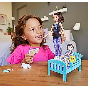 Barbie Skipper Babysitters Inc. Bedtime Playset with Babysitting Skipper Doll, Toddler Doll with Glow-in-the-Dark Pajamas, Bed, Sleeping Kitty, Teddy Bear, Blanket and Storybook for Kids 3-7 Years Old