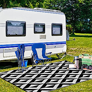 GARTOL Waterproof Indoor Outdoor Rug, Reversible Modern Area Rug Mats, Geometric Triangle Pattern Plastic Straw Rug for RV, Patio, Backyard, Pool Deck, Picnic, Beach, Camping (5' x 8', Black & White)