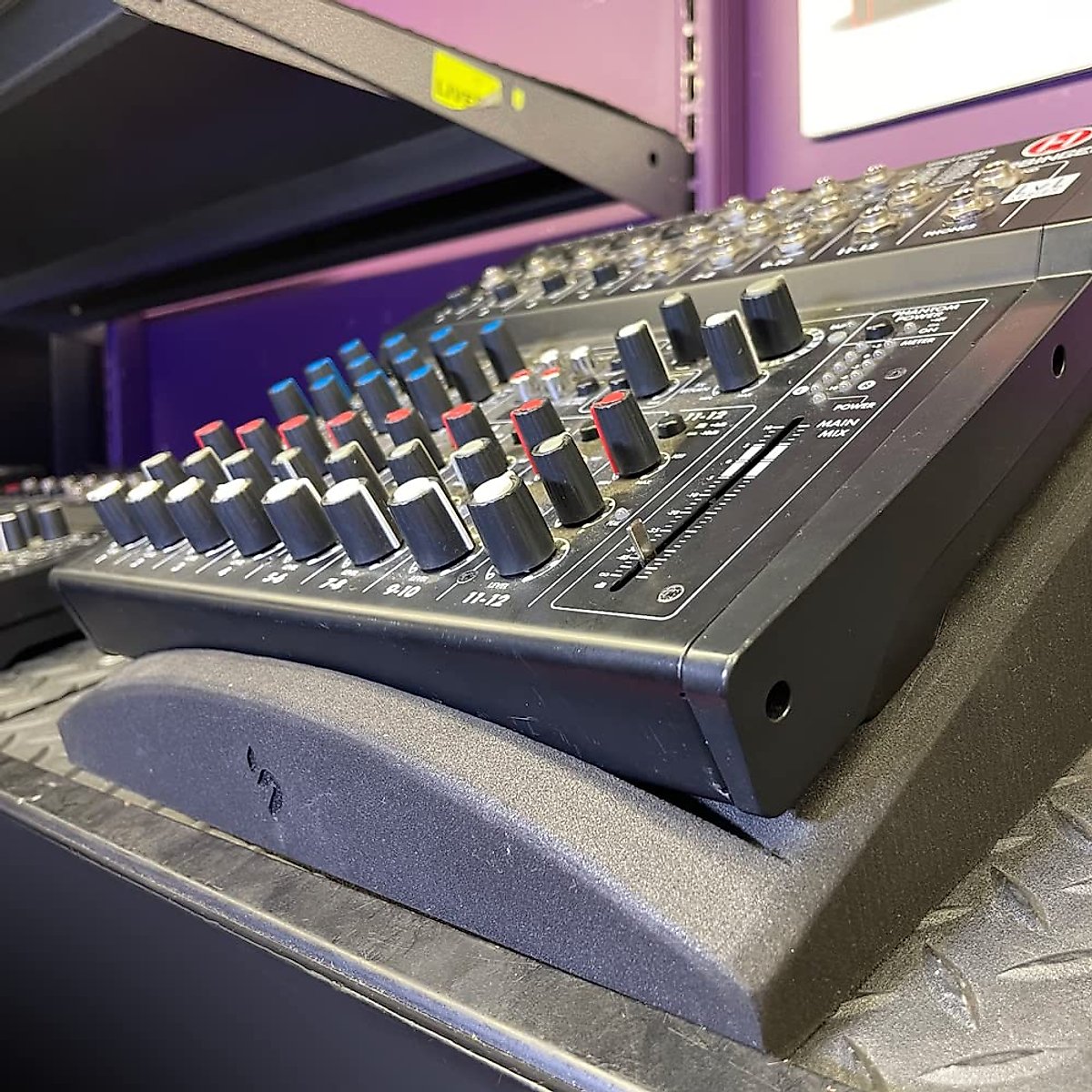 Soundrise PAD STAND 11in x 12in Large Top Plate for Midi Controllers Drum Machines Mixers for Akai MPC Ableton Push 20° Angle (1 X Pad Stand)
