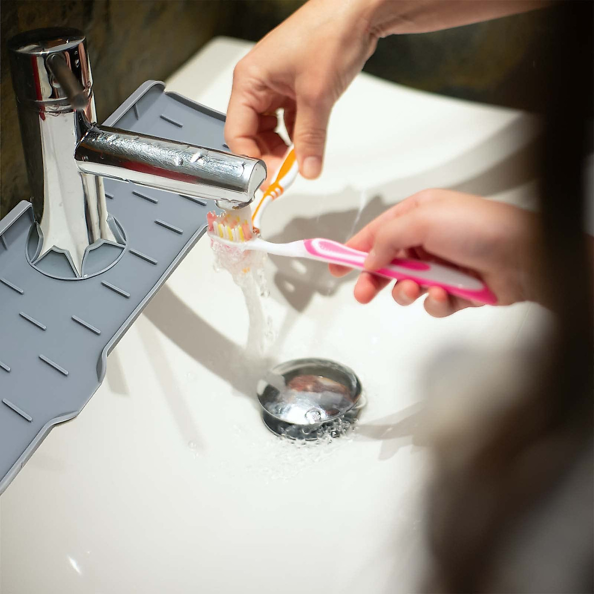 Silicone Faucet Handle Drip Catcher Mat, Kitchen Faucet Sink Splash Guard Catcher Tray, Sink Draining Pad Behind Faucet, Drying Mat Countertop Protection for Kitchen Bathroom