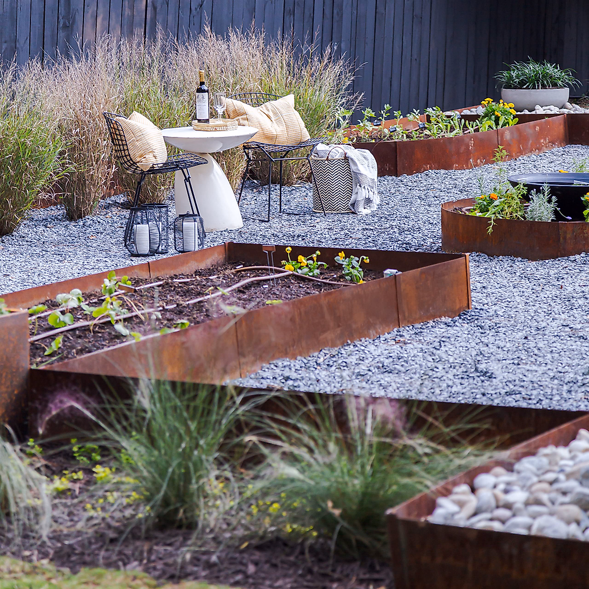 Edge Right - Hammer-in Landscape Edging - 24 inch Strips - 14-Gauge Cor-Ten Steel - 6 inch Depth (1 Pack)