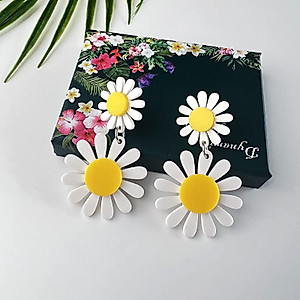 Fiklon Daisy Earrings for Women Dangle Dangling, White Flower Drop Earring 60s 70s Jewelry (Daisy-White)