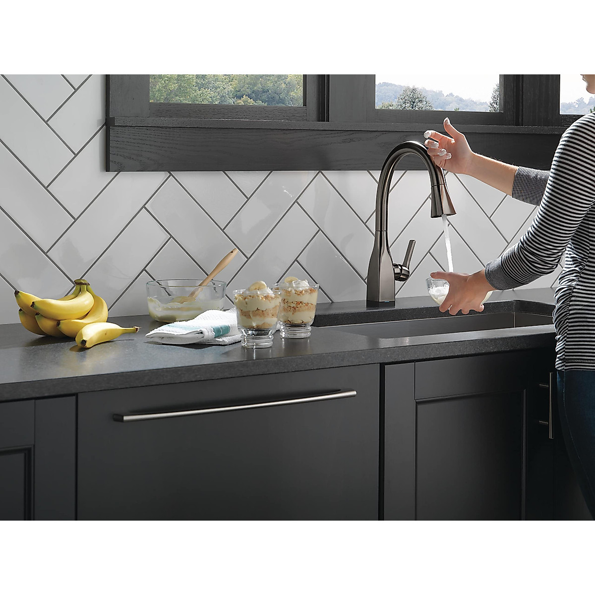 Delta Faucet Mateo Touch Kitchen Faucet, Black Kitchen Faucets with Pull Down Sprayer, Kitchen Sink Faucet, Touch Faucet for Kitchen Sink, Delta Touch2O Technology, Black Stainless 9183T-KS-DST