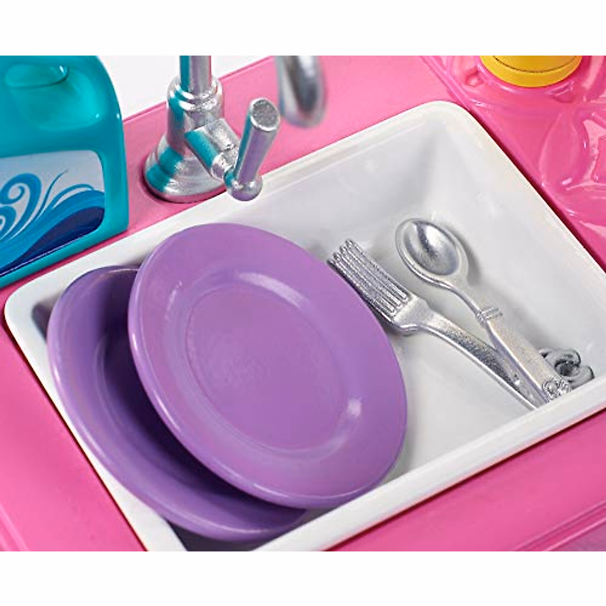 Barbie Indoor Furniture Playset, Kitchen Dishwasher with Working Door and Pull-Out Tray, Plus Dishes and Washing Accessories