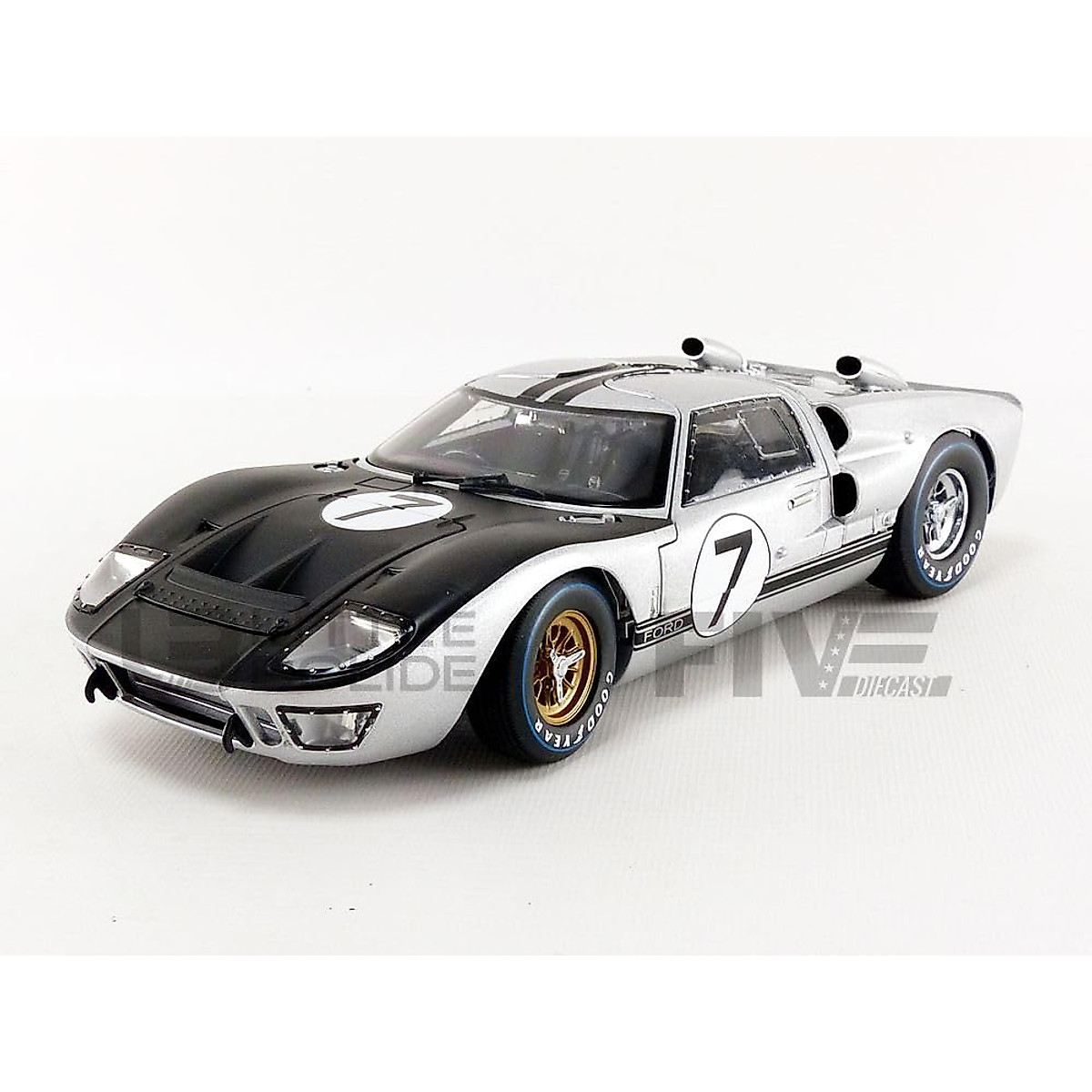 Shelby Collectibles SC404S 1966 Ford GT-40 MK 2 Silver No.7 1-18 Diecast Car Model