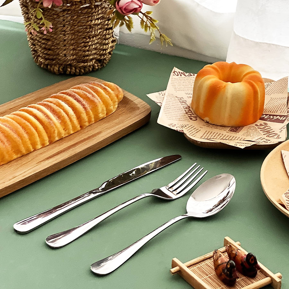 SANTUO 18PCS Dinner Set combo with 6 Dinner Knives, 6 Dinner Forks, 6 Dinner Spoons, Food Grade Stainless Steel Silverware Set for Home, Kitchen and Restaurant, Mirror Polished& Dishwasher Safe