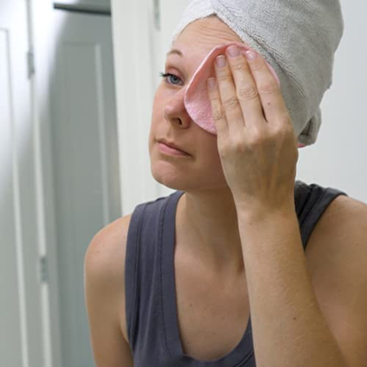 S&T INC. Makeup Remover Wipes for Skin Care with Laundry and Storage Bag, Reusable Makeup Wipes or Face Towels, Travel Essentials, Pink, 4.25 In. Diameter, 16PK