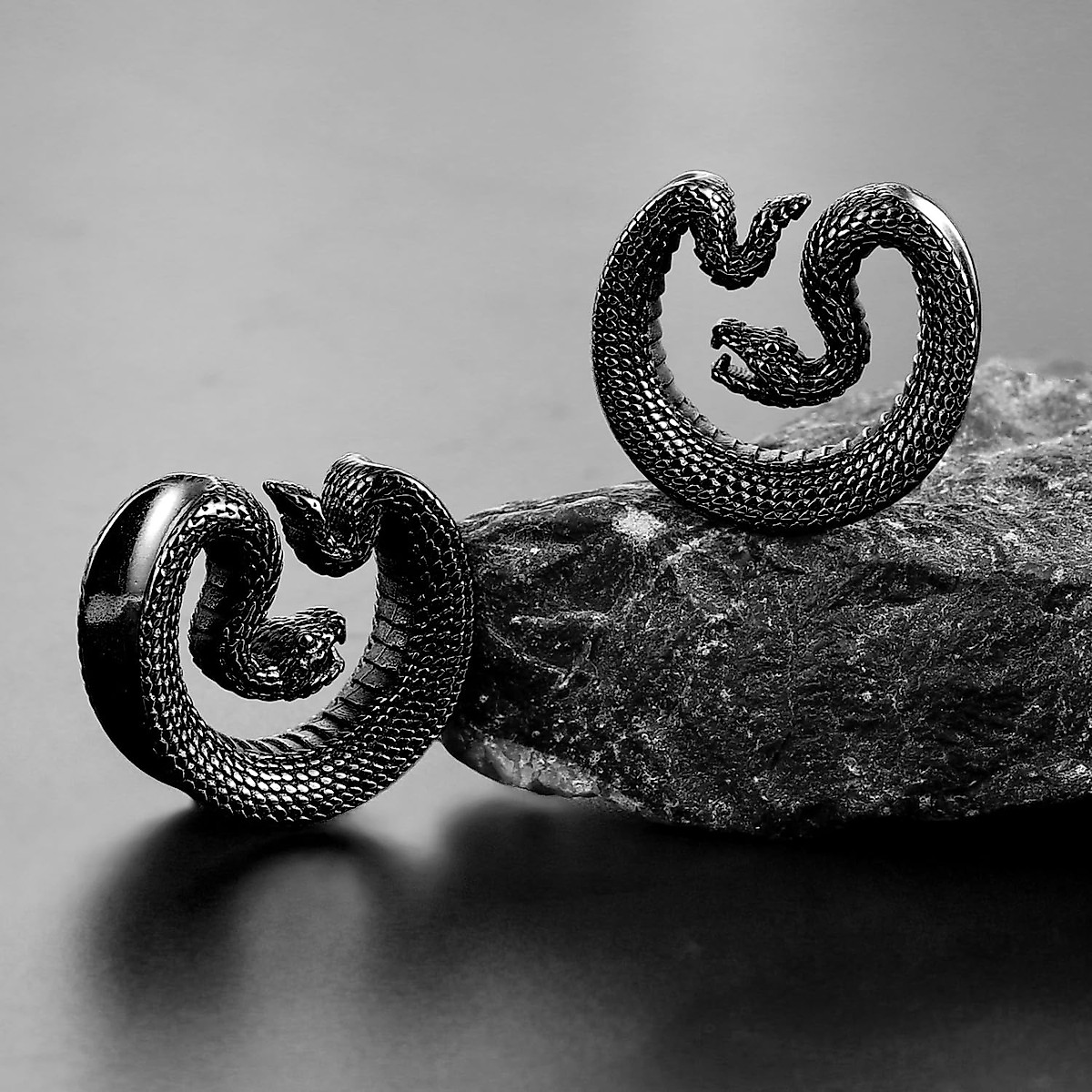 LADEMAYH 2Pcs 1/2 inch Gauges for Ears, Black 12mm Gauges for Ears, Cobra Design Snake 1/2 Plugs Tunnels Guages for Women, Surgical Steel Saddle Gauge Earrings