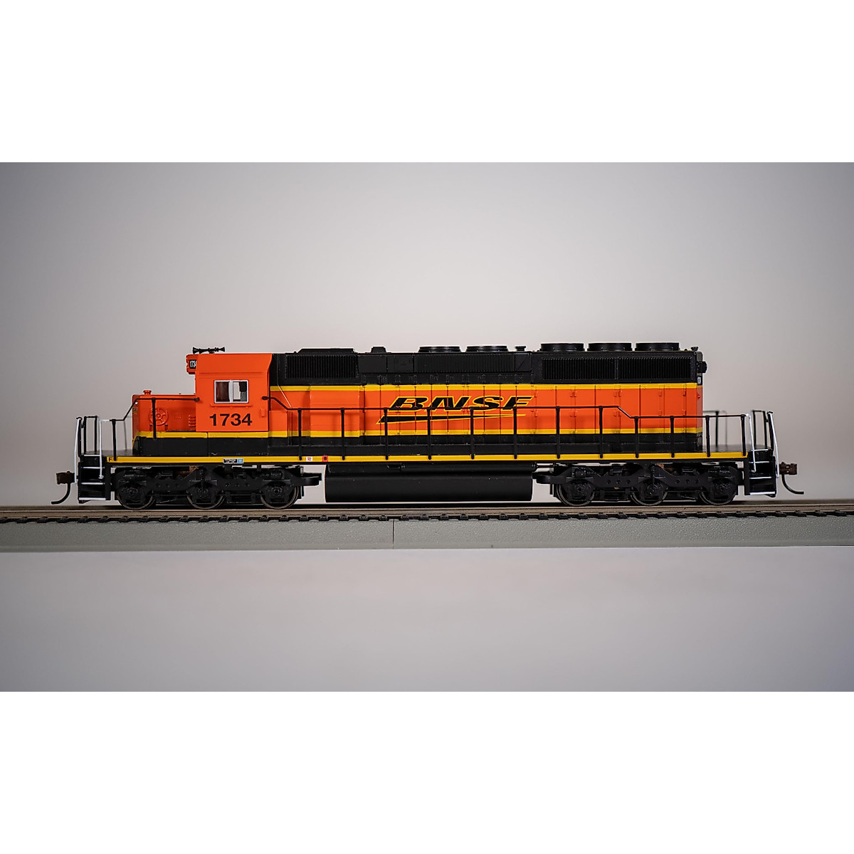 EMD SD40-2 DCC Equipped Diesel Locomotive BNSF #1734 (HERITAGE III) - HO Scale
