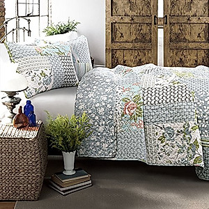 Lush Decor Blue Roesser Quilt | Patchwork Floral Reversible Print Pattern Country Farmhouse Style 3 Piece Bedding Set-King