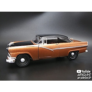 AMT 1956 Ford Victoria Hardtop 1:25 Scale Model Kit