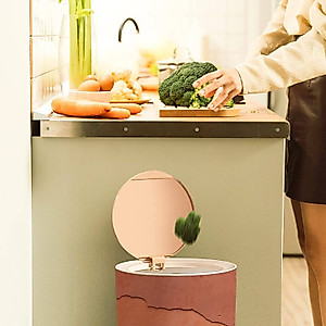 SHL96PZGX Small Trash Can with Lid Old Terracotta Painted Stucco Wall with Cracked Plaster Backgro with Wood Legs Wastebasket Round Garbage Bin for Kitchen, Bathroom, 1.8 Gallon - 7L