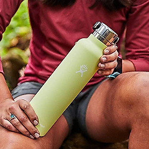 Hydro Flask Water Bottle 621 ml (21 oz), Stainless Steel & Vacuum Insulated, Standard Mouth with Leak Proof Stainless Steel Cap, Pacific