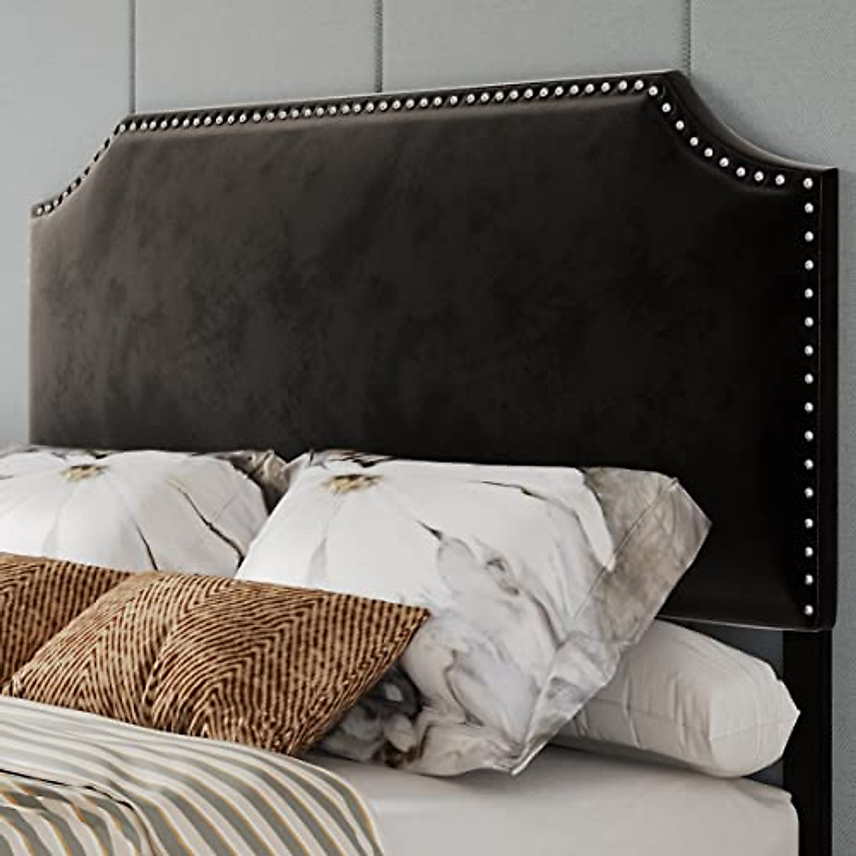 AMERLIFE Queen Size Bed Frame with 4 Storage Drawers and Headboard, Queen Velvet Upholstered Platform Bed with Rivet Curved Adjustable Headboard/Strong Wooden Slats/Easy Assembly/Black, (1060200023)