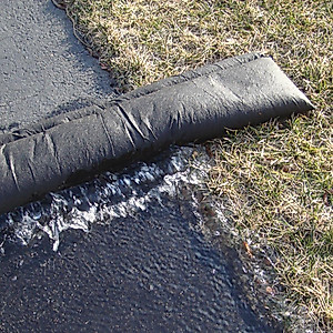 Quick Dam Grab & Go Flood Kit includes 10- 5-ft Flood Barriers in Bucket (QDGG5-10), Orange