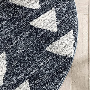 Well Woven Tango Grey Geometric Triangle Pattern Stain-Resistant Area Rug (4' Round)
