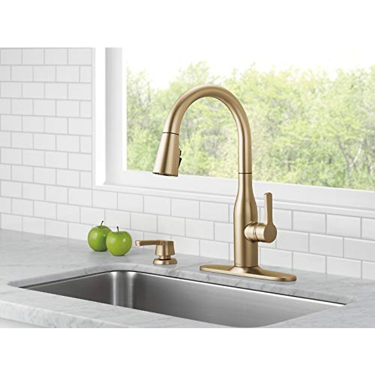Delta Marca Single-Handle Pull-Down Sprayer Kitchen Faucet with ShieldSpray Technology in Champagne Bronze
