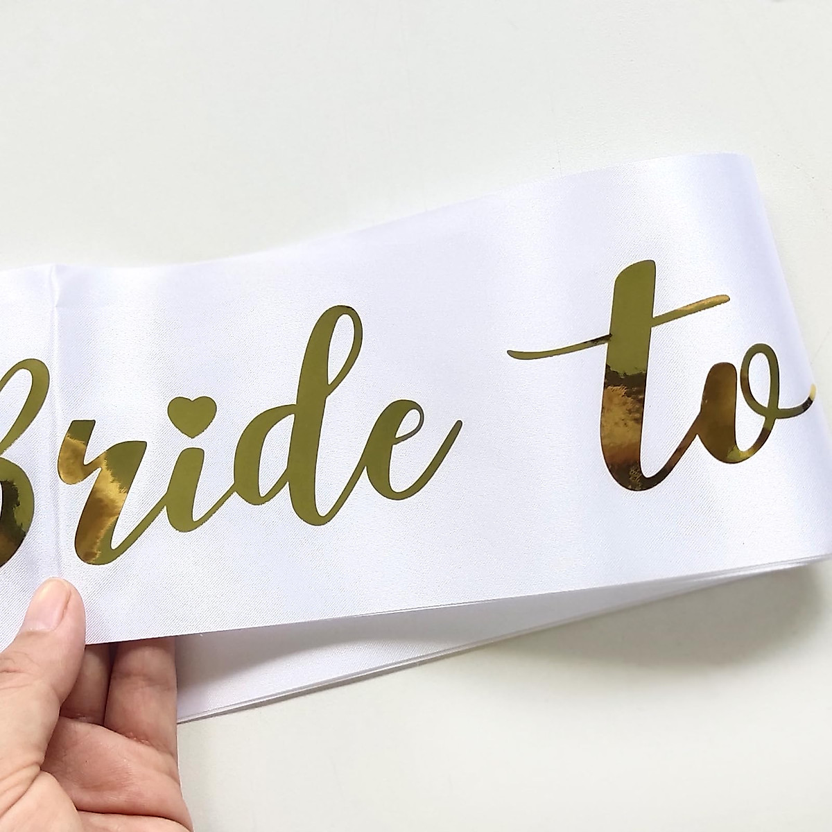 BLUPLE Bride to Be Sash 1pc Bachelorette Party Sash Bridal Shower Hen Party Supplies Decorations Party Wedding Favors Accessories (Gold/White)