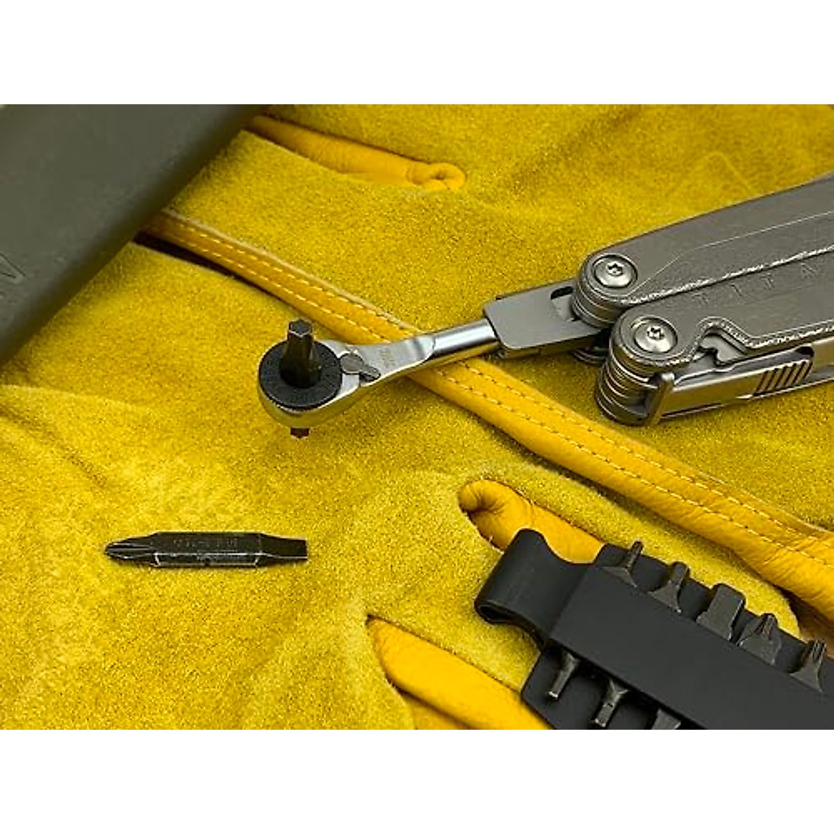 711L EDC Ratchet Wrench With 2 PCS of T9 and Security T10 Hex Bits I ¼” Hex Bit Ratchet Wrench 4 For Multitool Maintenance