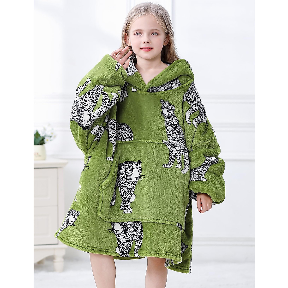 Dreamique Wearable Blanket Hoodie, Oversize Sherpa Fleece Hooded Blanket for Adult and Kids, Snuggie Sweatshirt with Pockets, Pets Sweaters, Gifts for Women, Men(Green Cheetah, Kids)